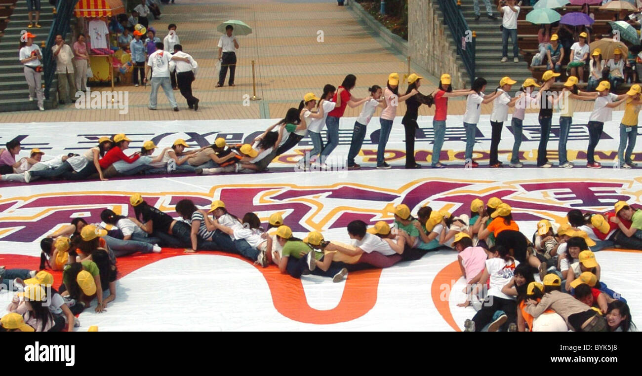 DOMINO EFFECT Hundreds of Chinese workers get up close and personal ...