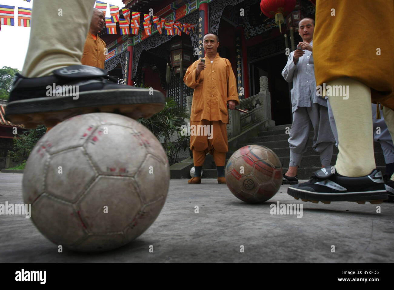 MONK MAGIC SHOWS ENGLAND FOOTBALL TEAM TRUE PATH TO GLORY Has Steve ...
