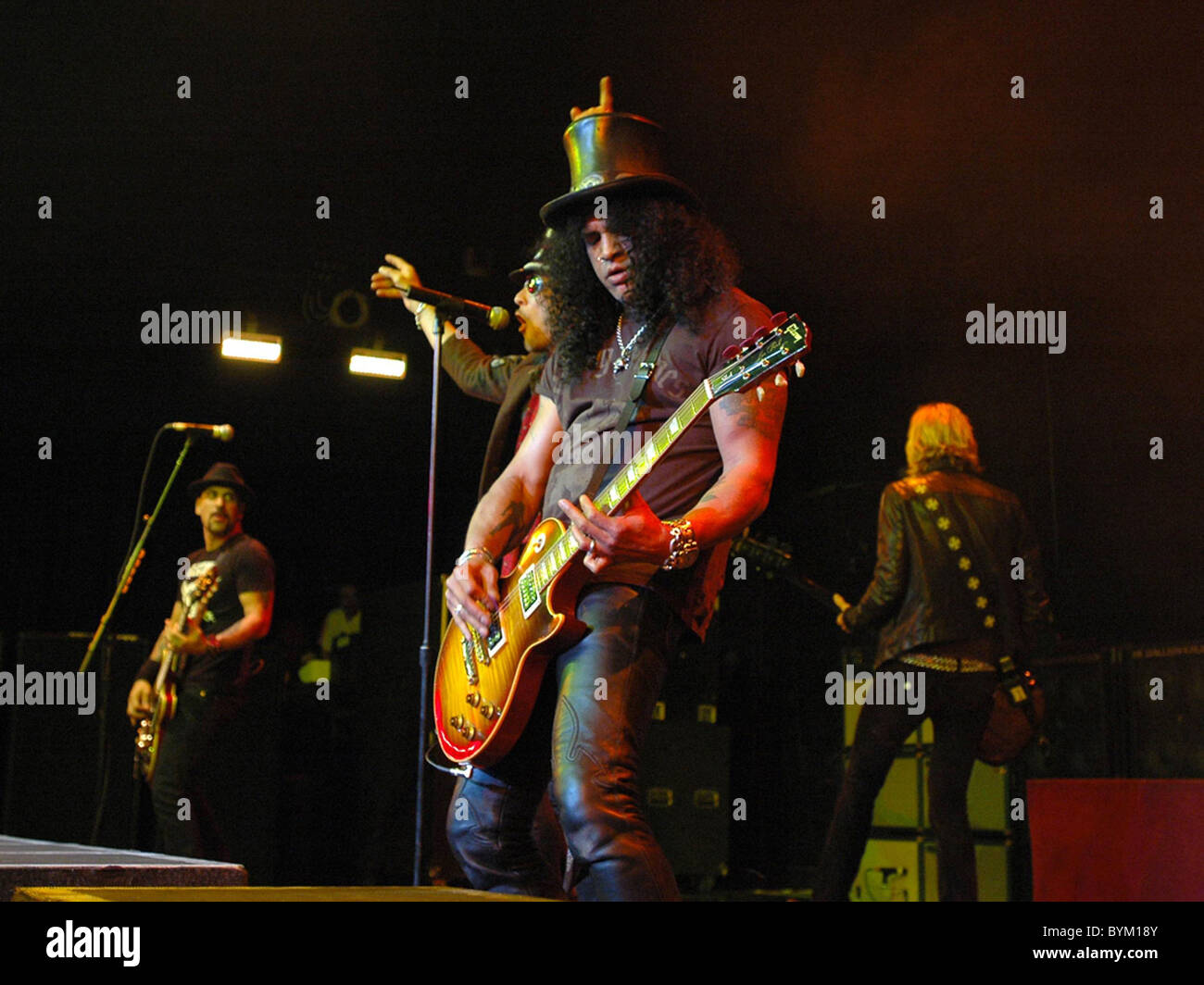 Slash Velvet Revolver performing live at The Avalon Hollywood ...