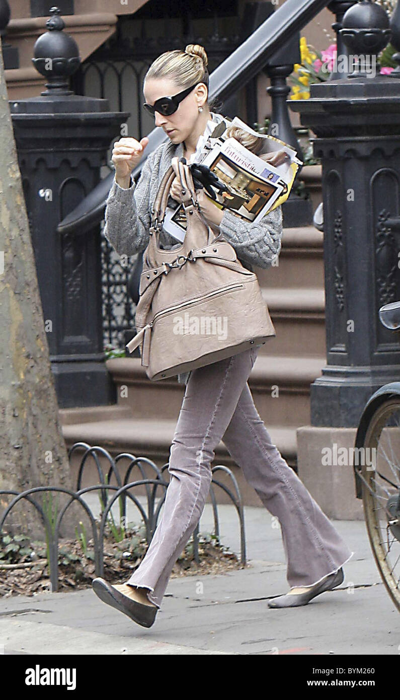 Messy bun sarah jessica parker 180407 hi-res stock photography and ...