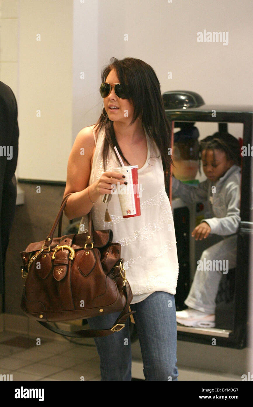 Lacey Turner takes a break from filming "Eastenders" and goes for lunch ...