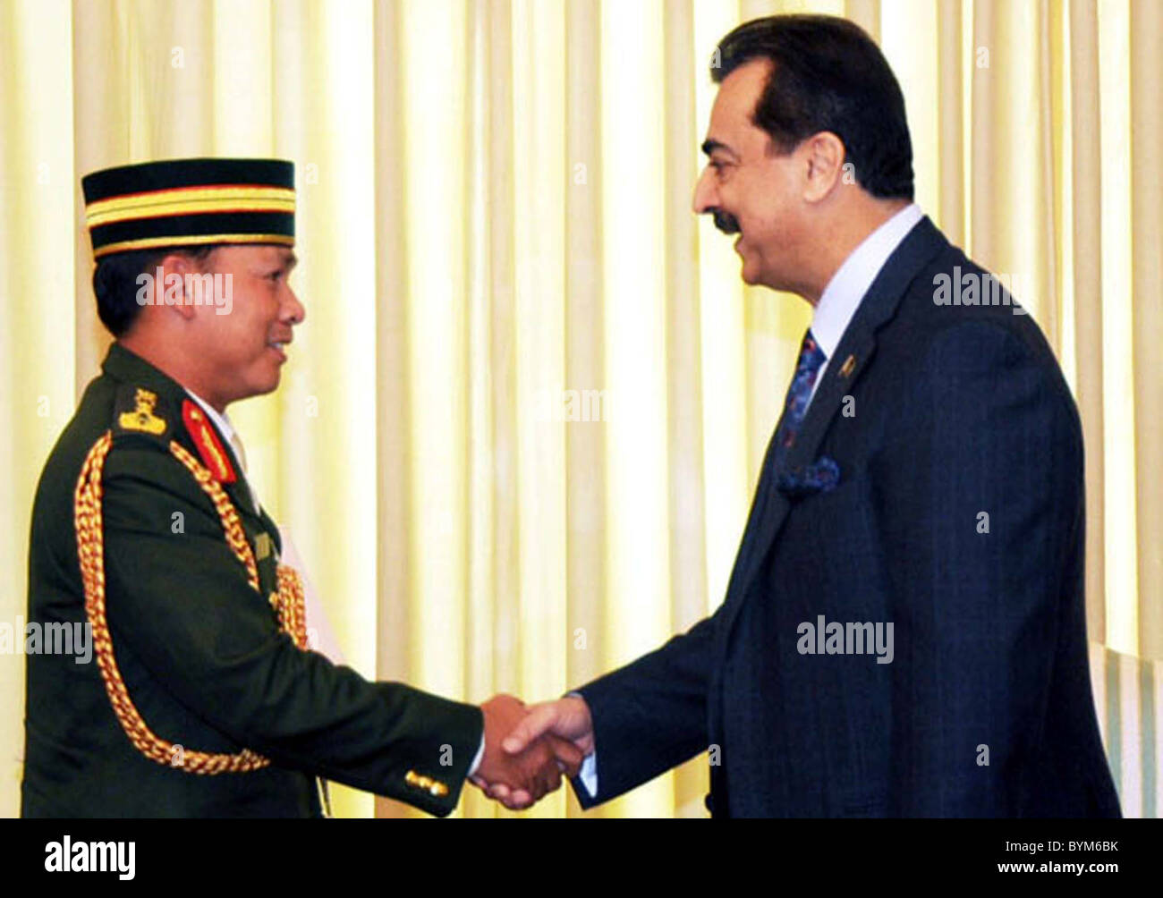 Prime Minister, Syed Yousuf Raza Gilani shakes hand with Royal Brunei ...