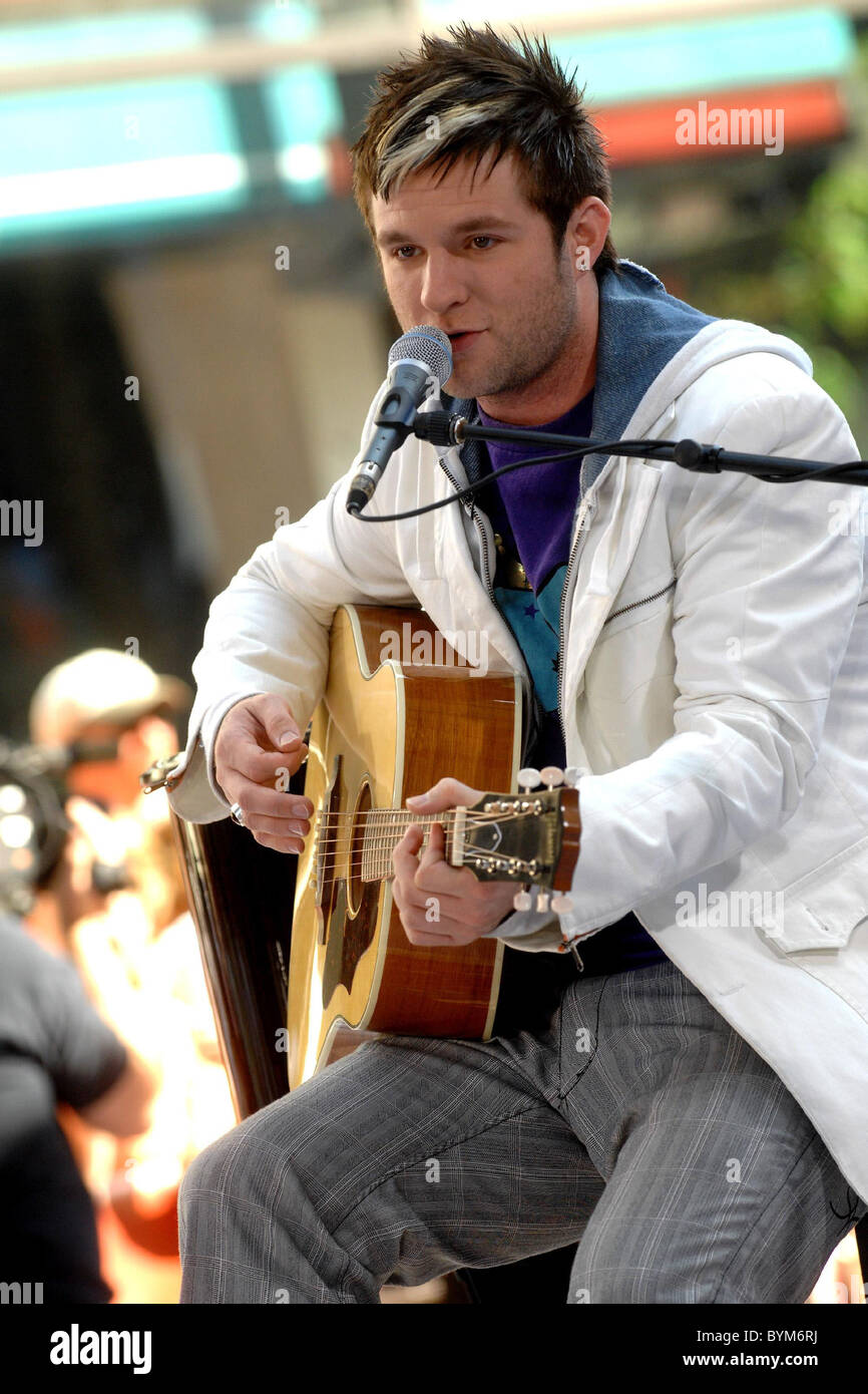 American Idol's runner up Blake Lewis performs on The Today Show's ...