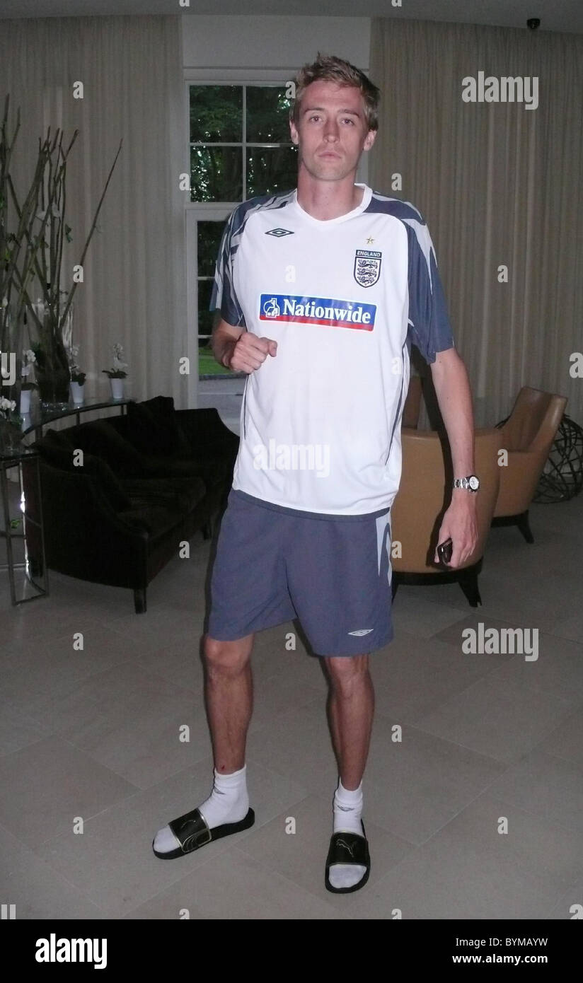 Peter Crouch Members of the England football team enjoy a drink after ...