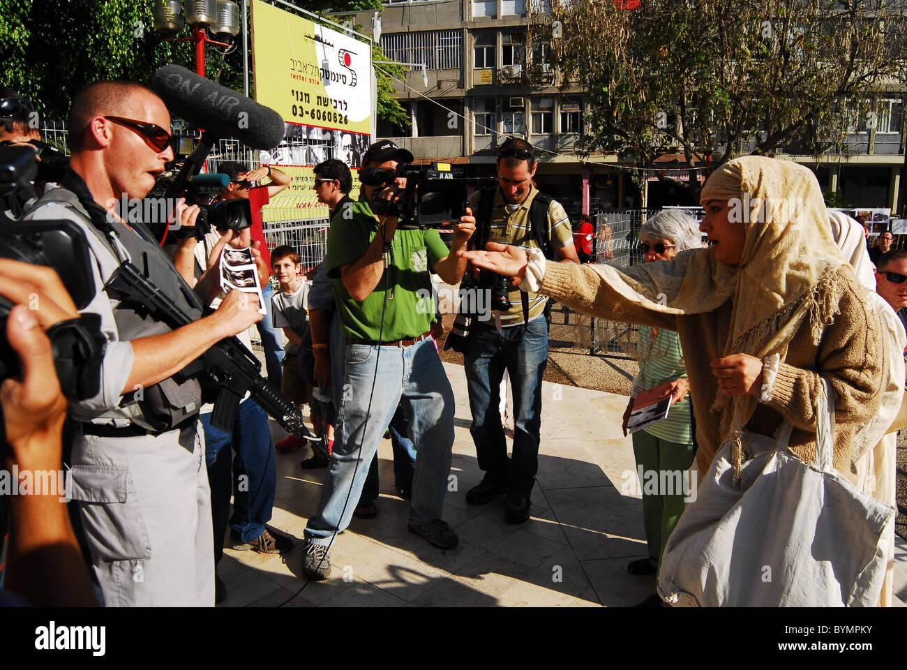 Leftists stage 'Tel Aviv checkpoint' An actor with a plastic machine ...