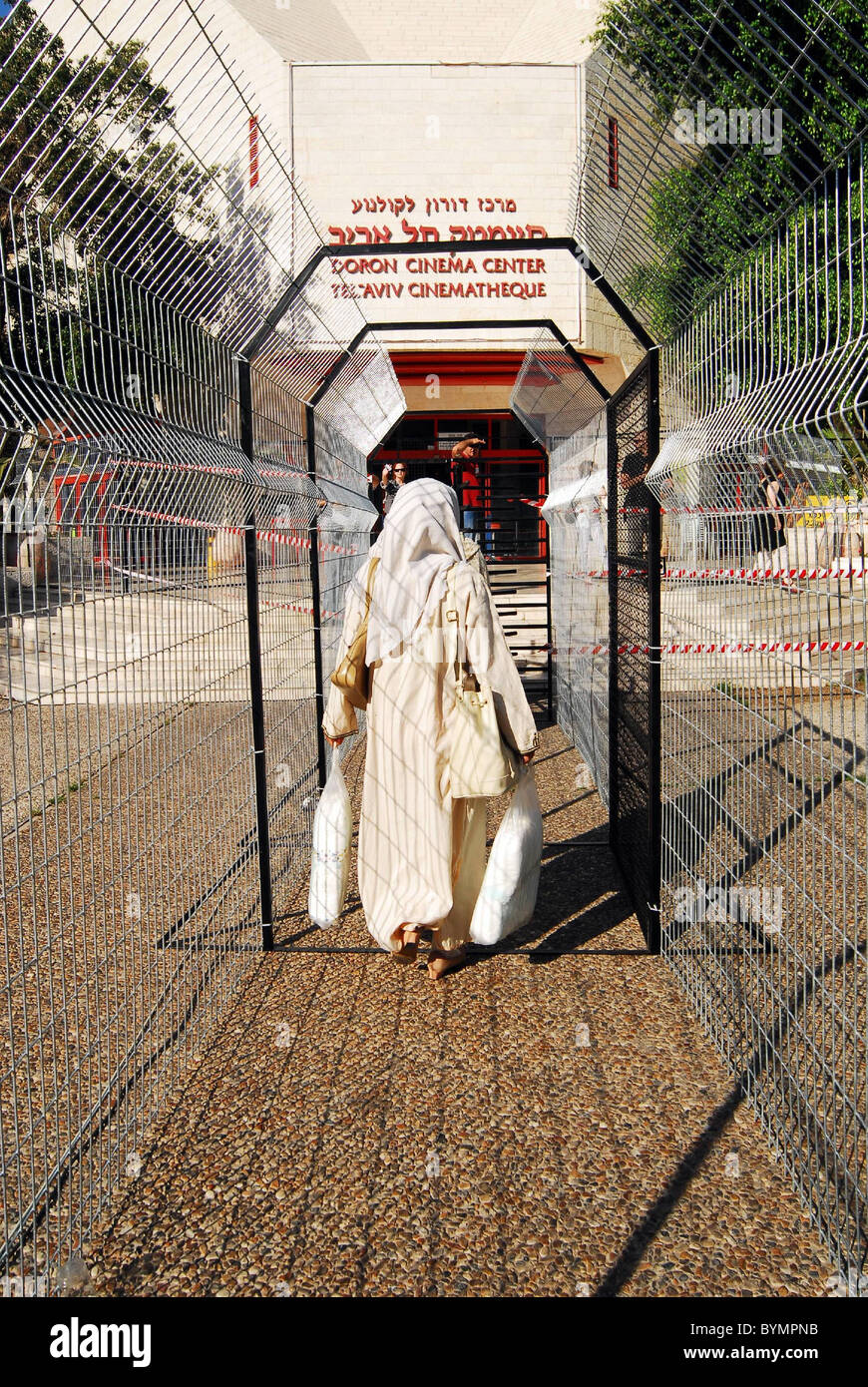 Leftists stage 'Tel Aviv checkpoint' An actor with a plastic machine ...