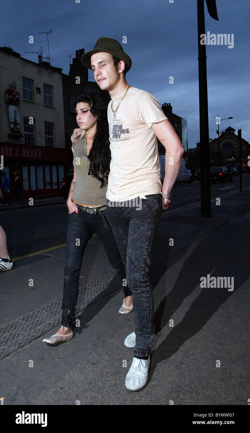 Amy winehouse with blake fielder civil hi-res stock photography and ...