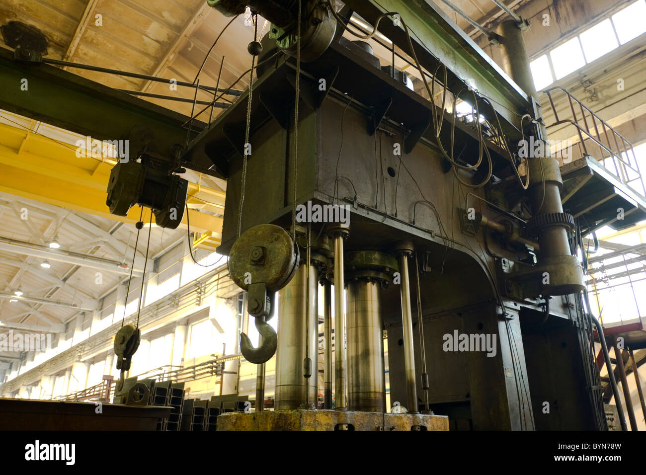 The Big hydraulic press. Power of the pressure 100 tons Stock Photo - Alamy