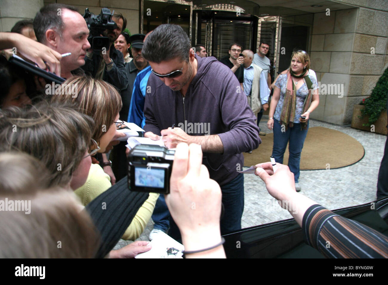 George Michael leaves the Four Seasons hotel on his way to the airport ...