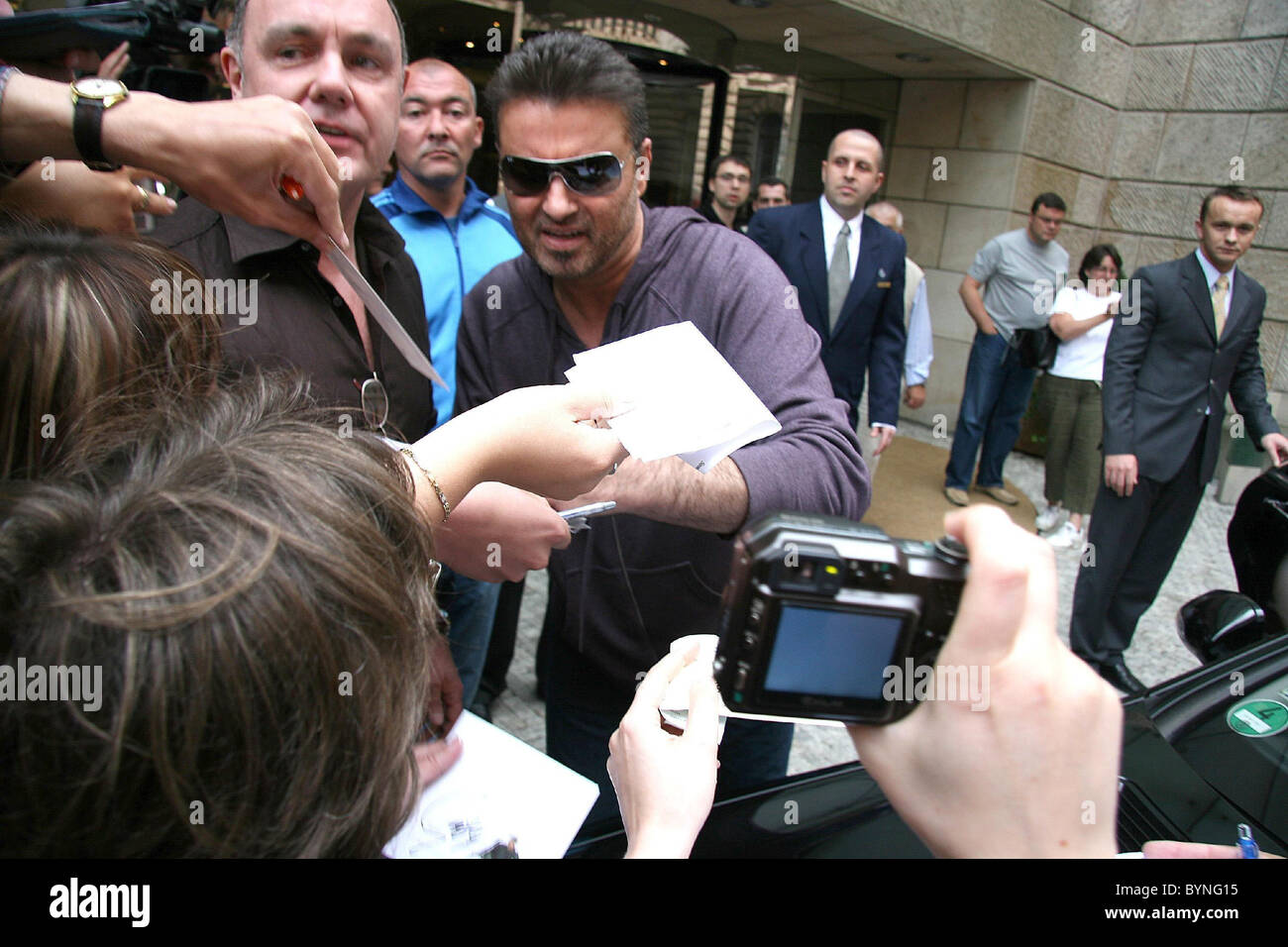 George Michael leaves the Four Seasons hotel on his way to the airport ...