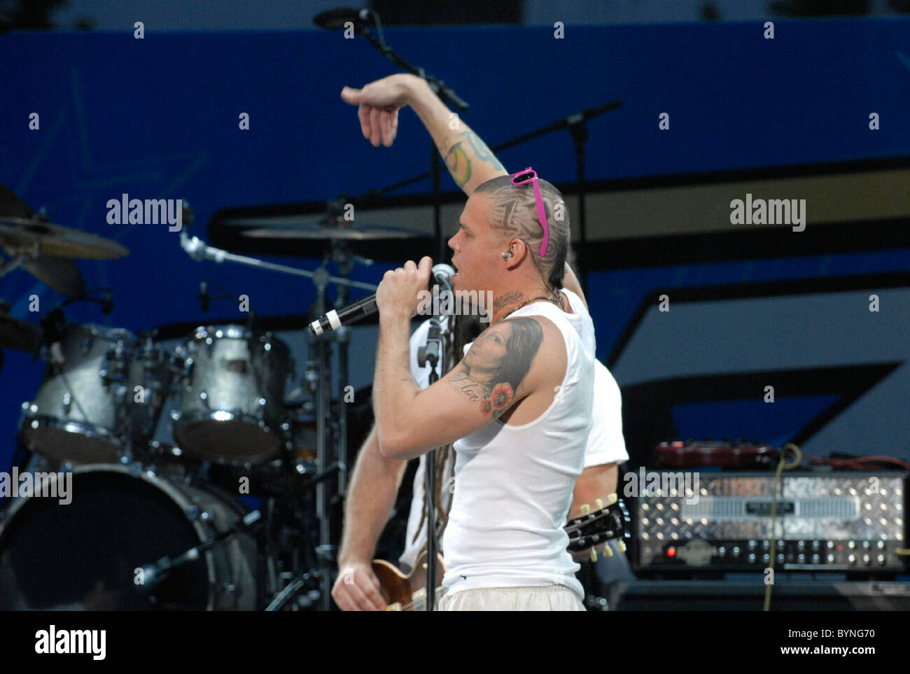 Calle 13 The Reventon Super Estrella 2007 held at the Verizon Wireless ...