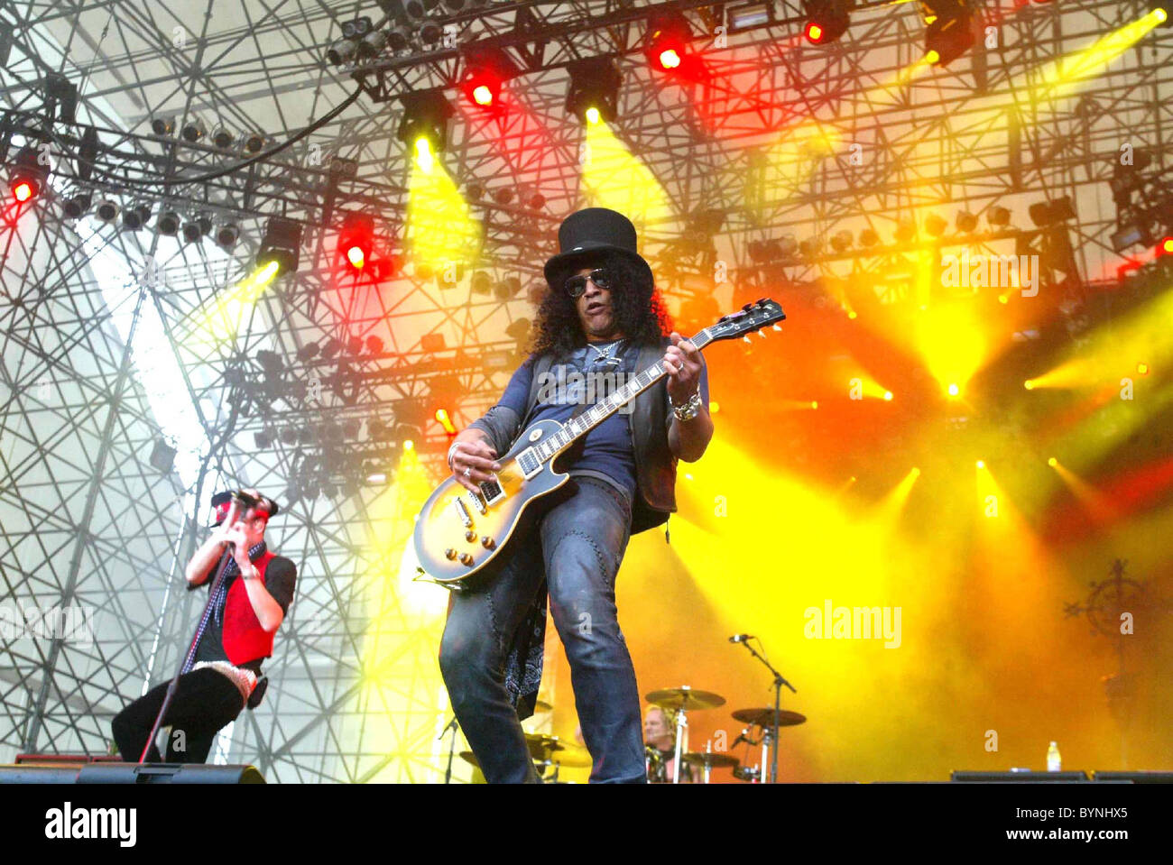 Slash of Velvet Revolver Performing live at the "Gods Of Metal ...