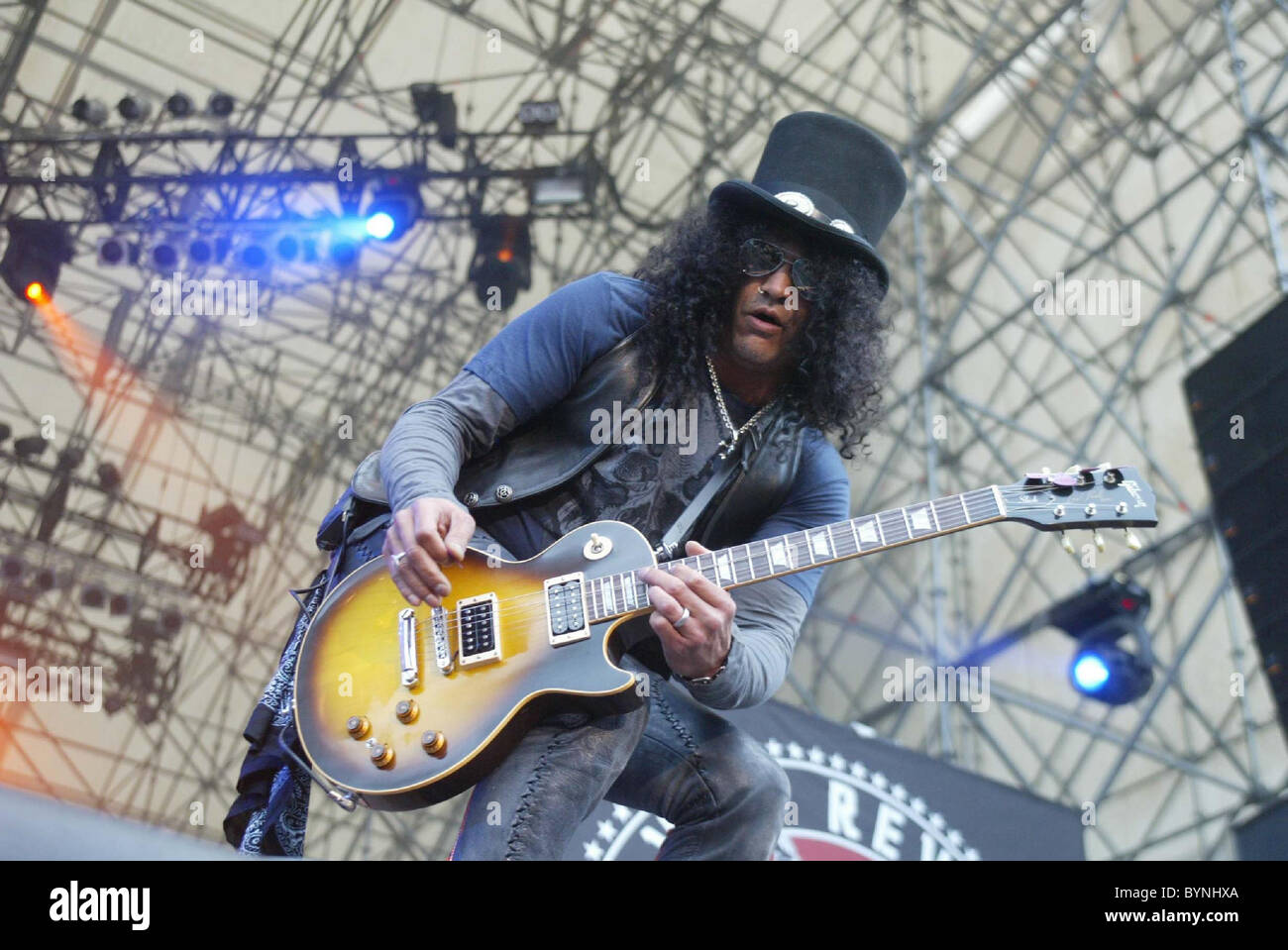 Slash of Velvet Revolver Performing live at the "Gods Of Metal ...