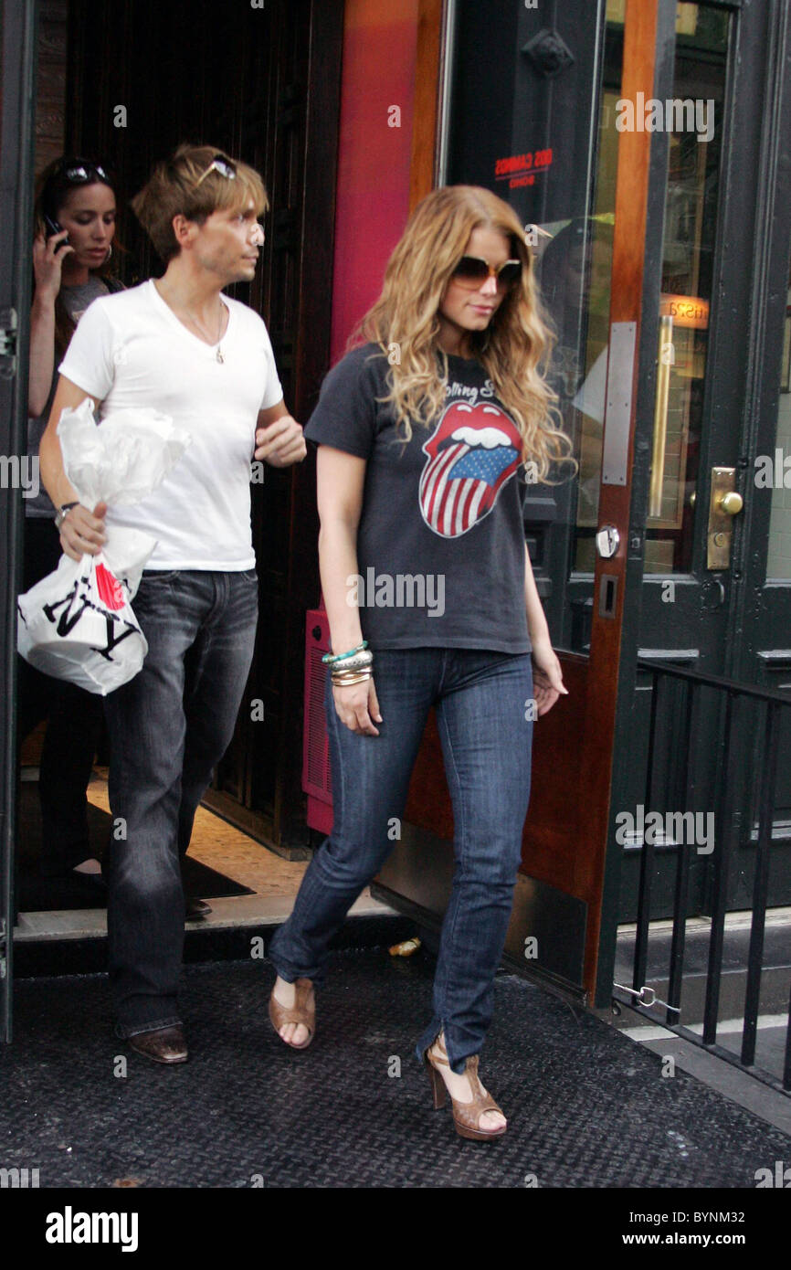 Jessica Simpson leaving a restaurant in Soho New York City, USA - 21.05 ...
