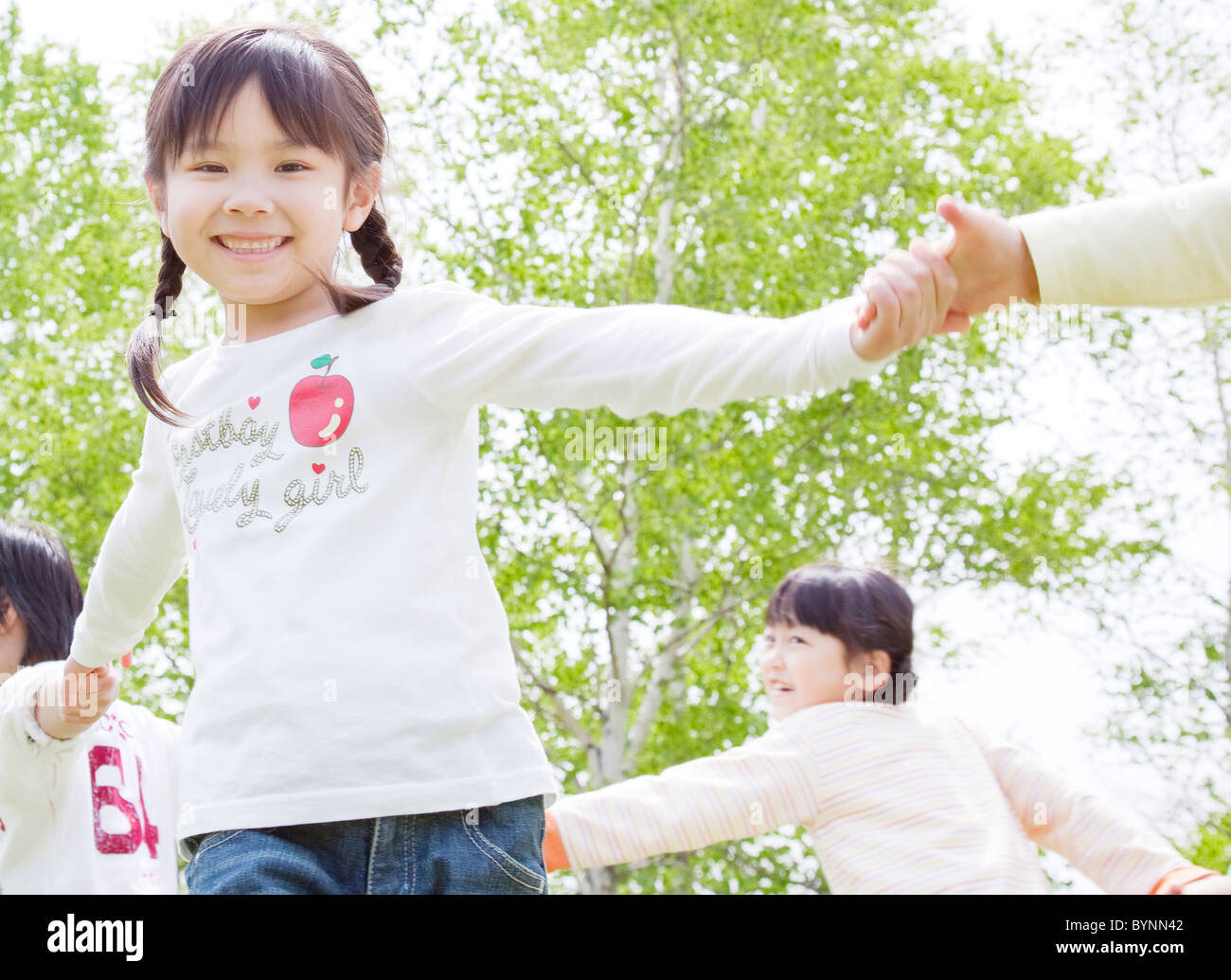 Children holding hands circle hi-res stock photography and images - Alamy