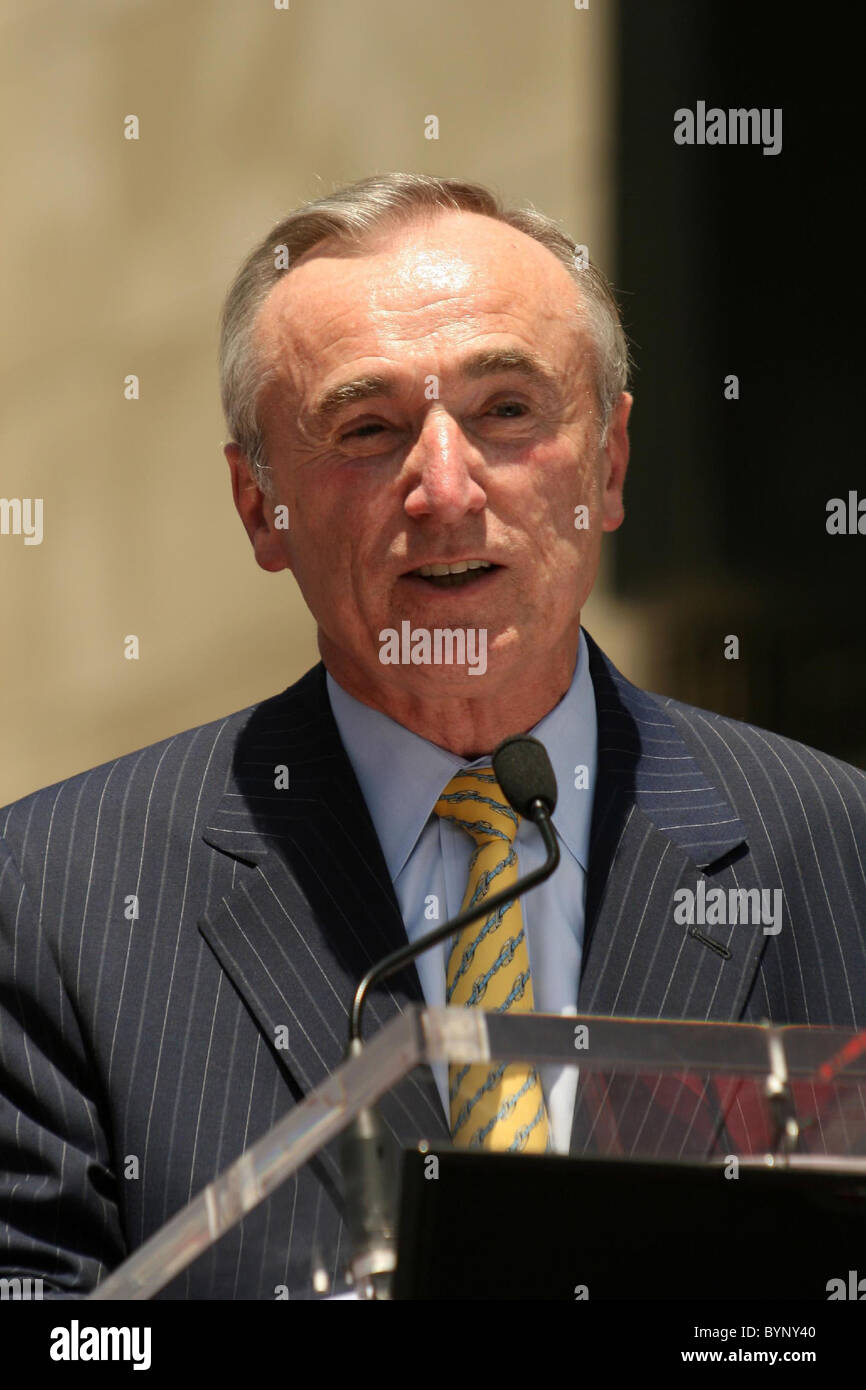 William Bratton Barbara Walters honored with the 2340th Star on the ...
