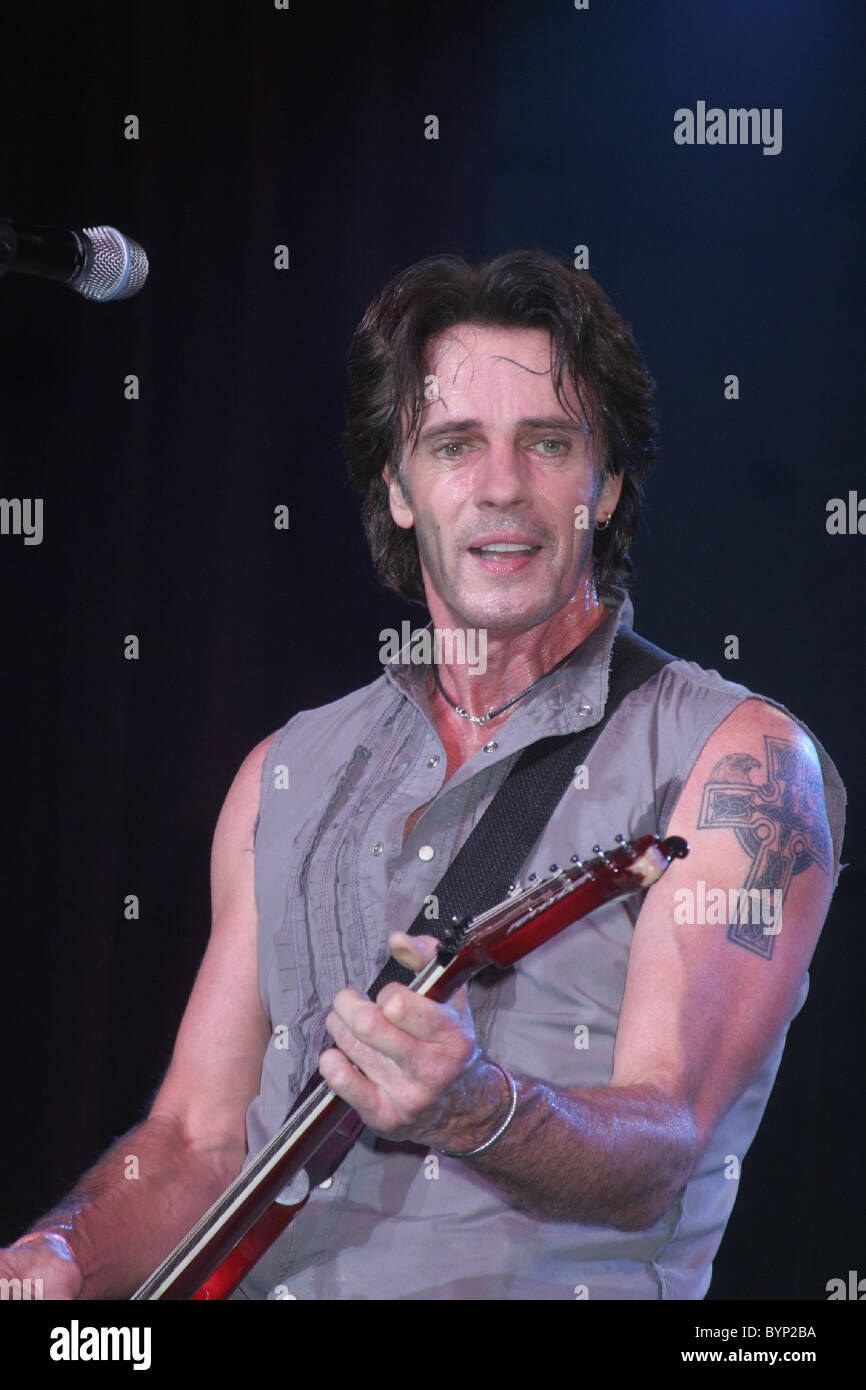 Rick Springfield performing at the Las Vegas Ovation in the Green ...