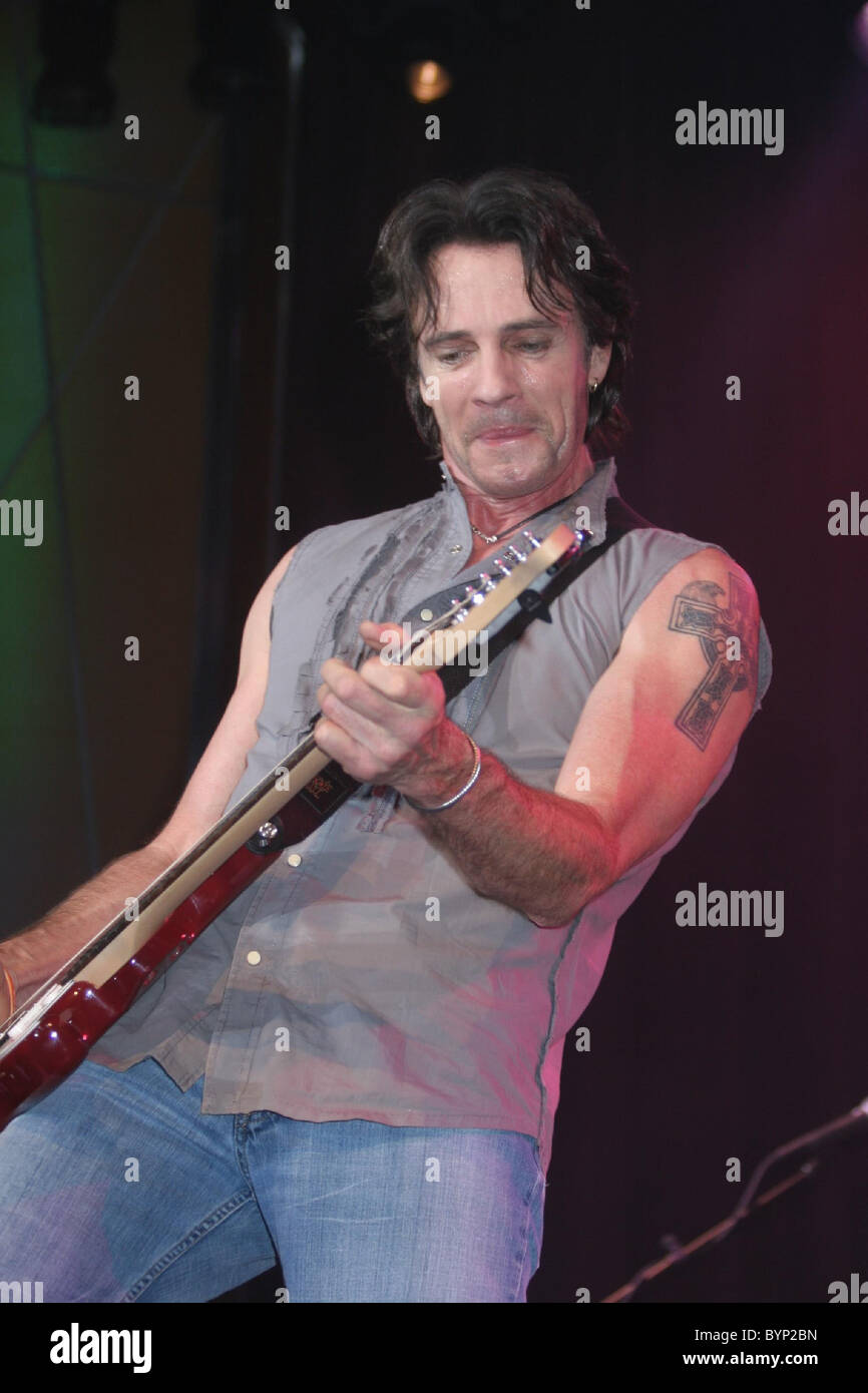 Rick Springfield performing at the Las Vegas Ovation in the Green ...