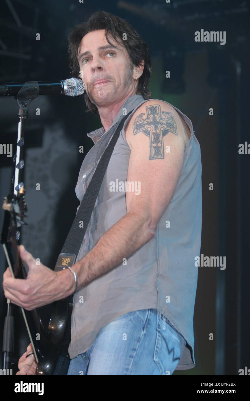 Rick Springfield performing at the Las Vegas Ovation in the Green ...