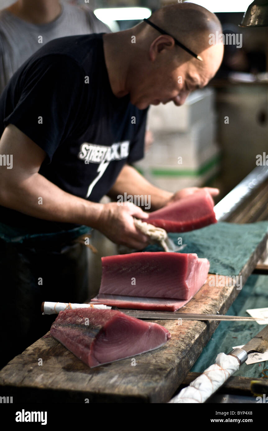 Worker cutting tuna fish at Tsukiji fish market Stock Photo - Alamy
