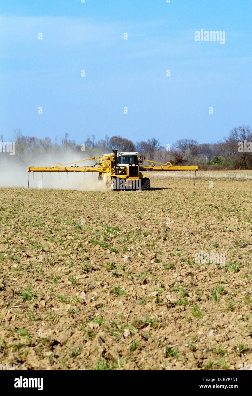 Fertilizing farms hi-res stock photography and images - Alamy