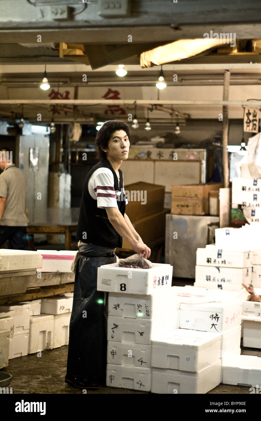 Japanese packing fish and seafood at Tsukiji fish market Stock Photo ...