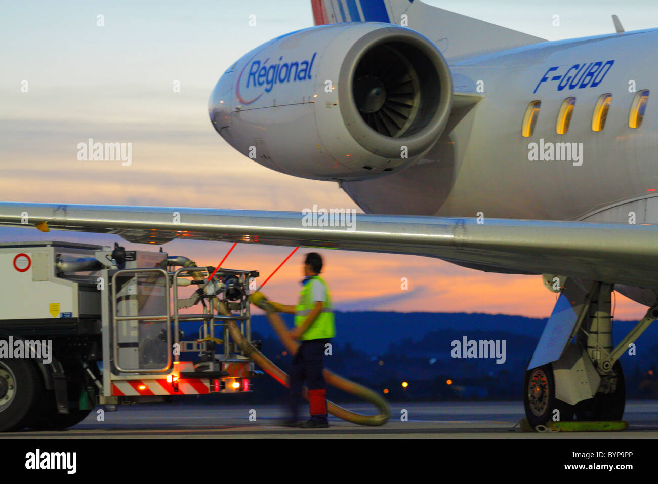 Aircraft servicing hi-res stock photography and images - Alamy