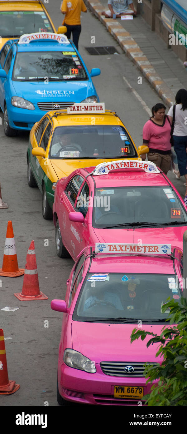 Bangkok taxi queue Stock Photo - Alamy