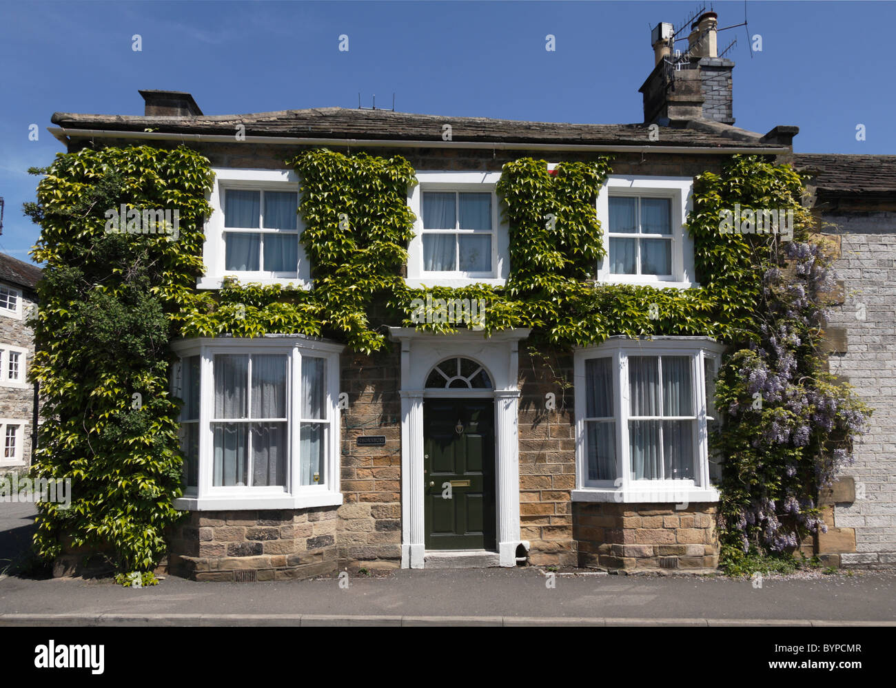 Cottage garden in ashton in the water hi-res stock photography and ...