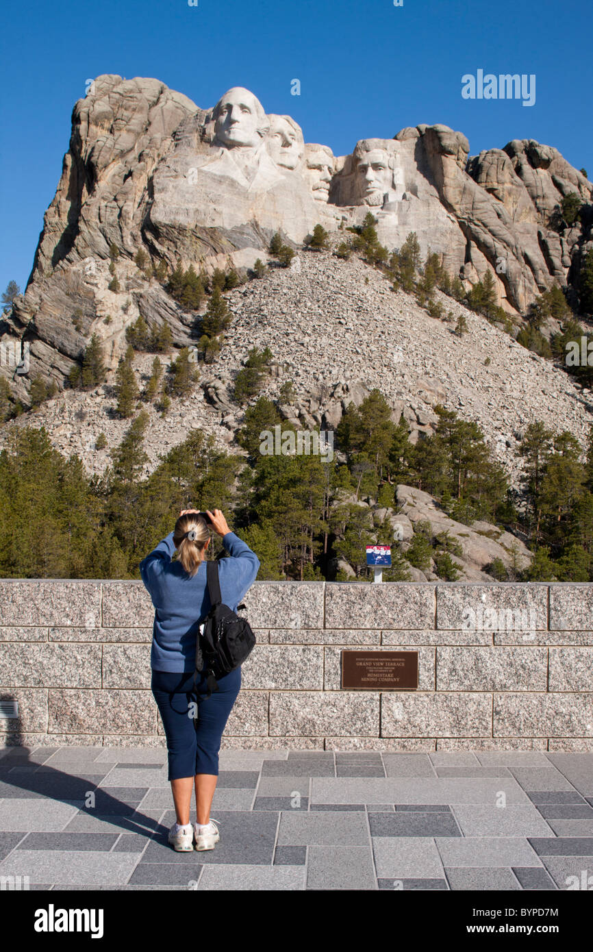 USA, South Dakota, Mount Rushmore National Monument, Woman takes ...