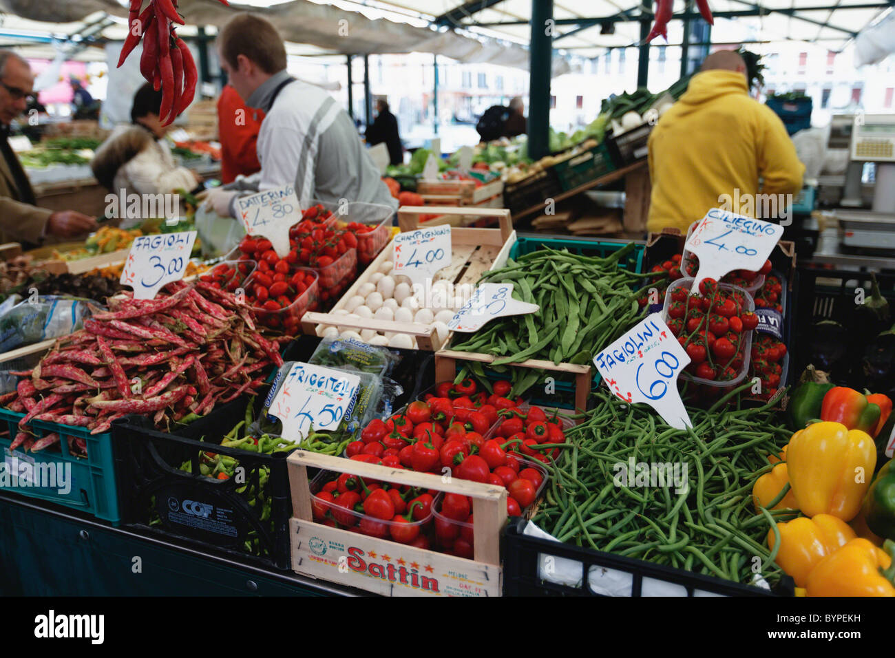 Market italy vegetables hi-res stock photography and images - Alamy