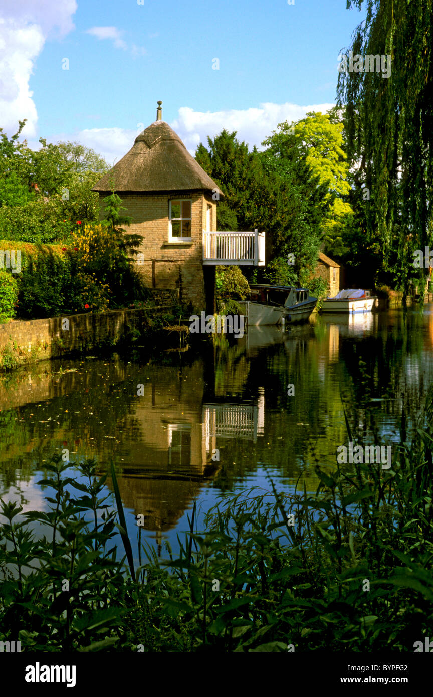 river boat house Stock Photo - Alamy