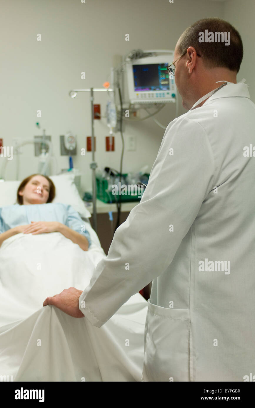 Doctor talking to patient hi-res stock photography and images - Alamy