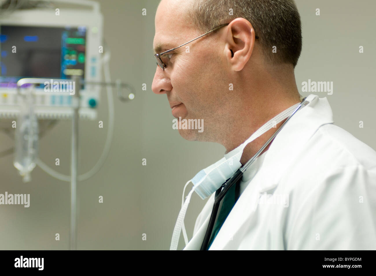 Doctors looking at screens hi-res stock photography and images - Alamy