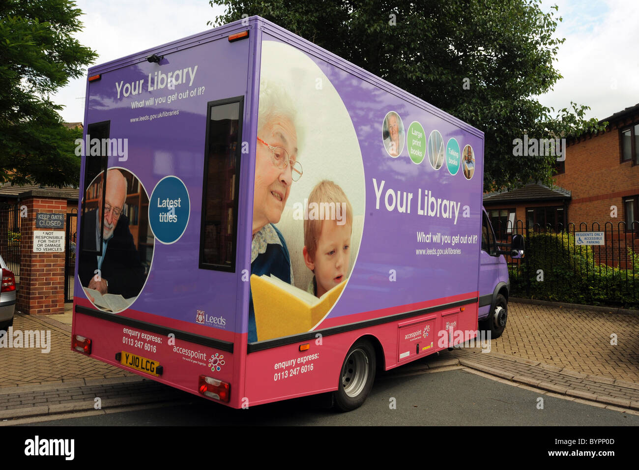 A public library bus visits sheltered housing in Leeds Stock Photo - Alamy