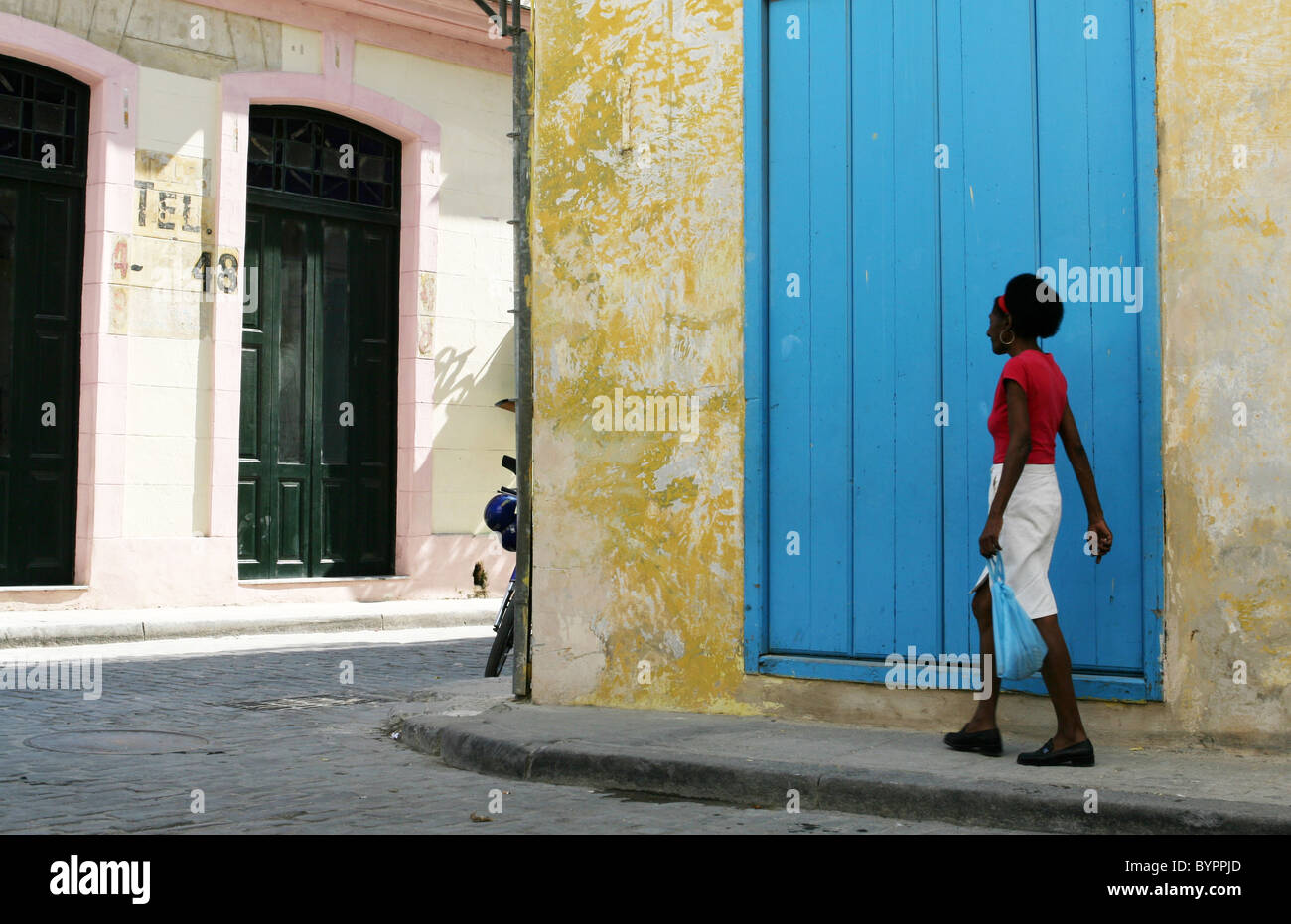Cuban woman walking back from shopping in Havana, Cuba Stock Photo - Alamy