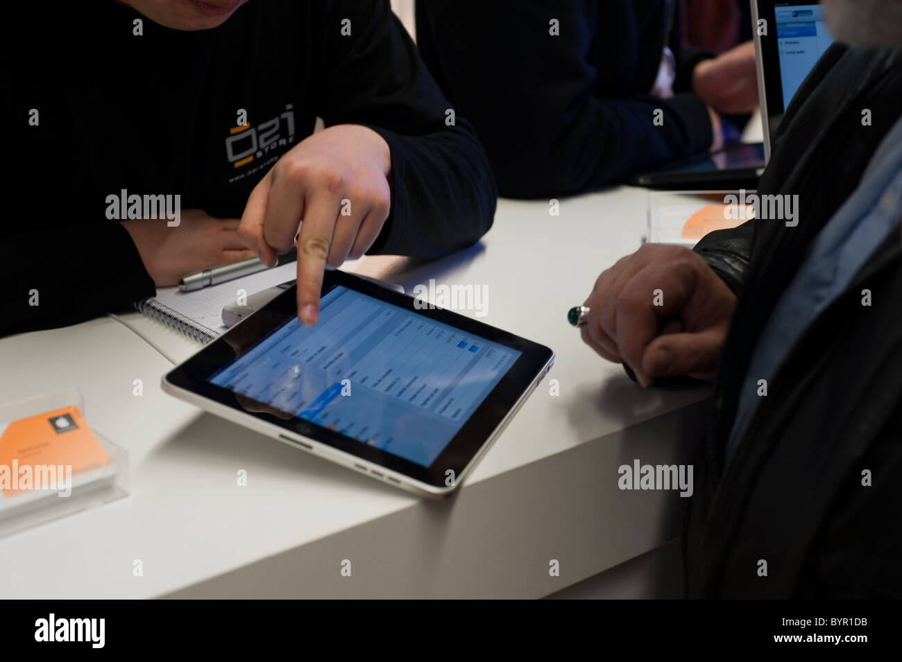 Salesman talking ipad hi-res stock photography and images - Alamy
