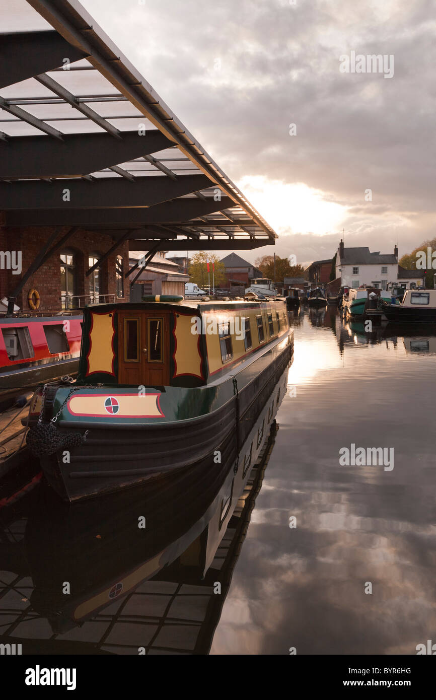 Canal boats at Diglis canal basin, Worcester Stock Photo - Alamy