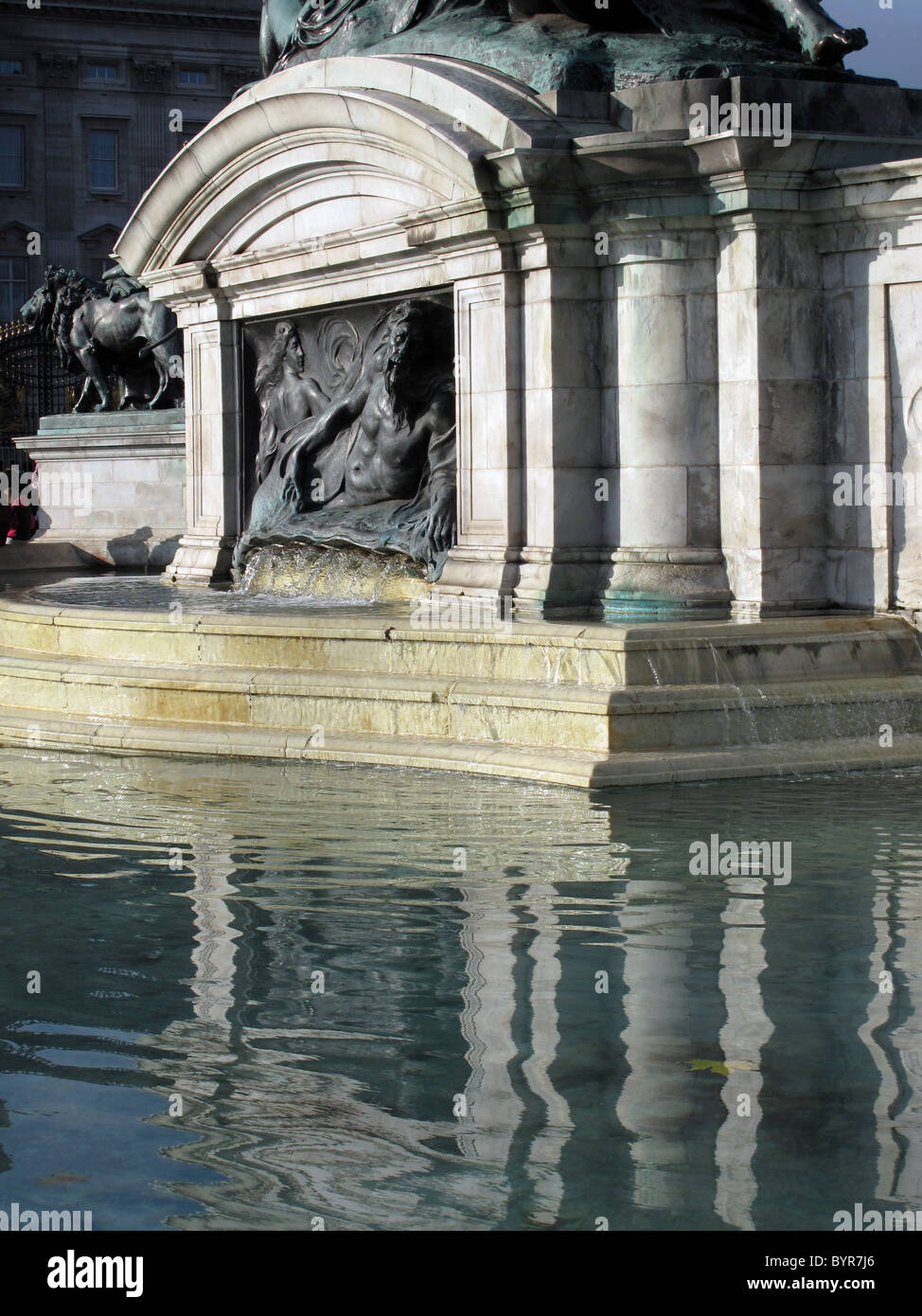 Fountain - Queen Victoria memorial - Buckingham palace - London - UK ...