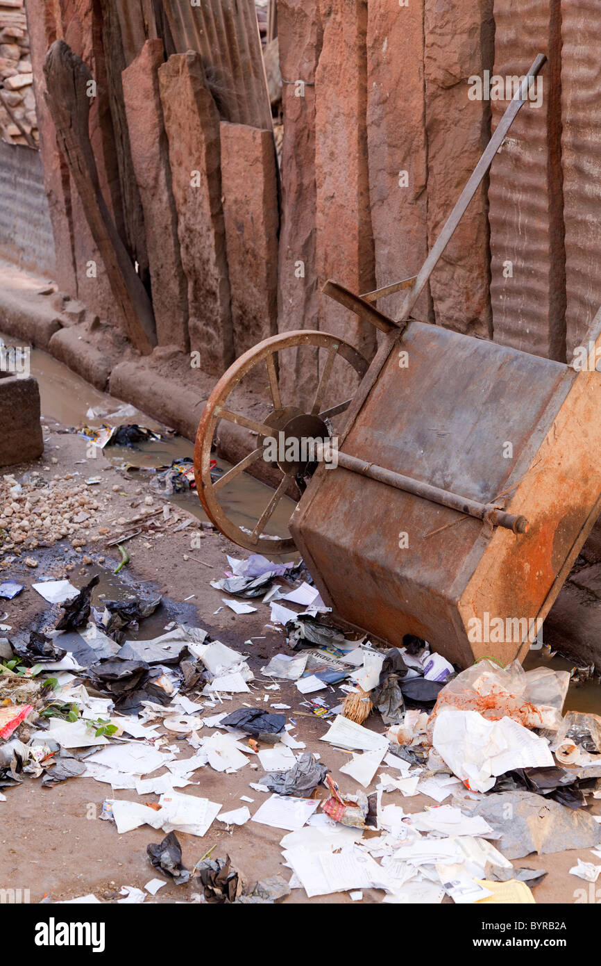 Broken cart messy rubbish untidy hi-res stock photography and images ...