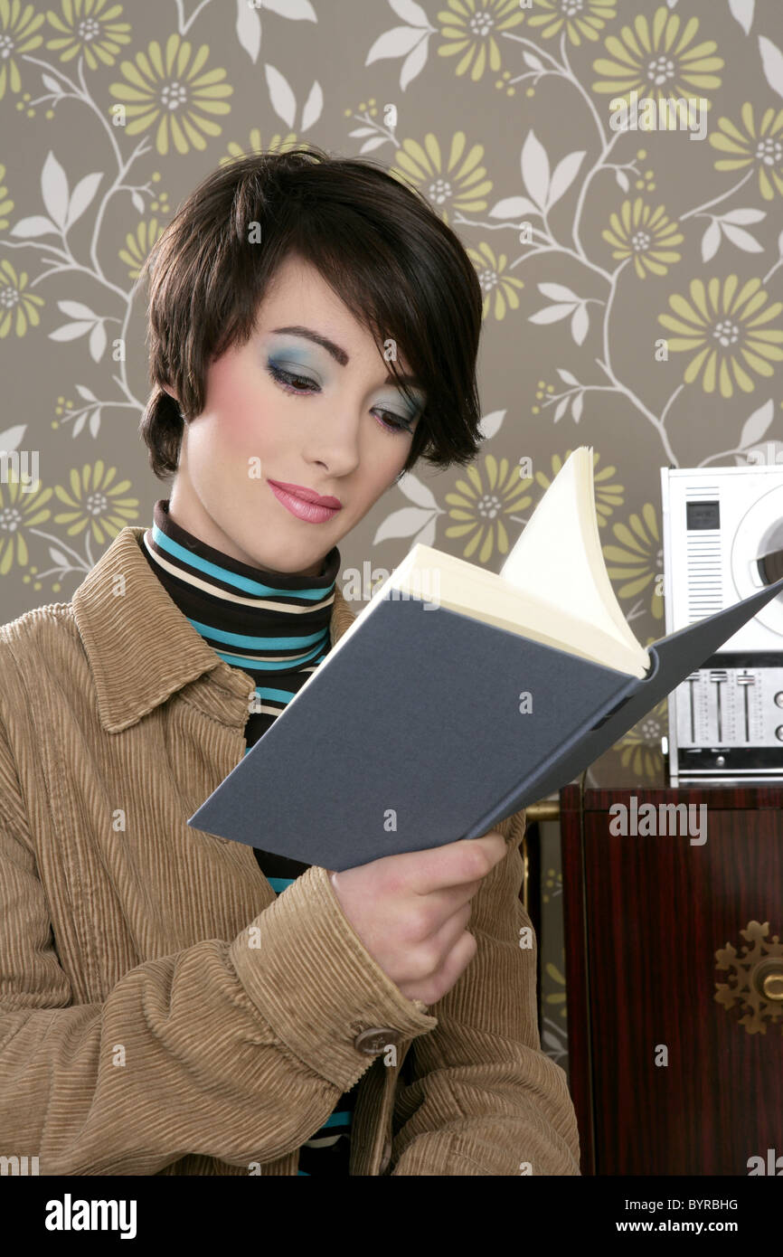 book reading woman retro 60s vintage wallpaper room Stock Photo - Alamy