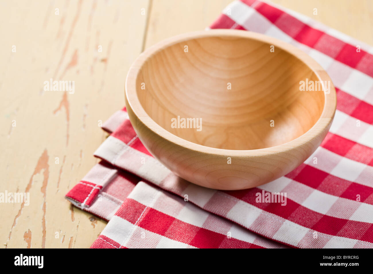 empty wooden bowl on checkered napkin Stock Photo - Alamy