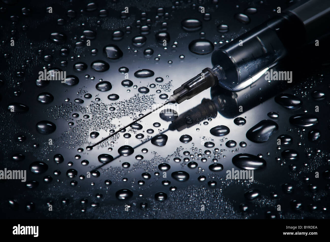 Syringe and needle , water drops background Stock Photo - Alamy