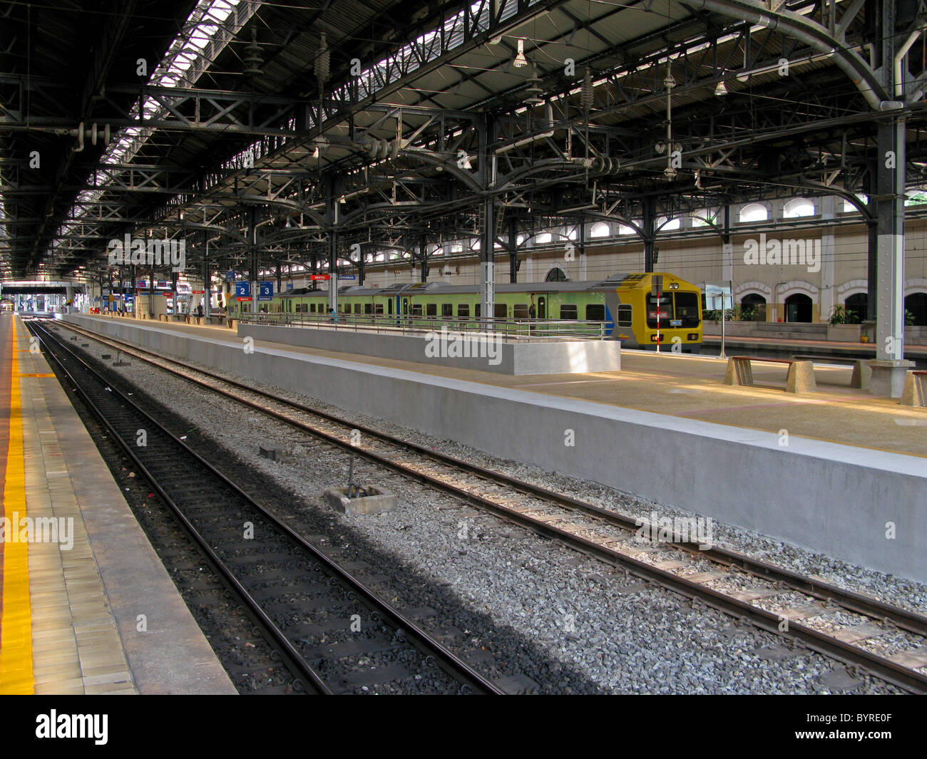 Yellow line station platform hi-res stock photography and images - Alamy