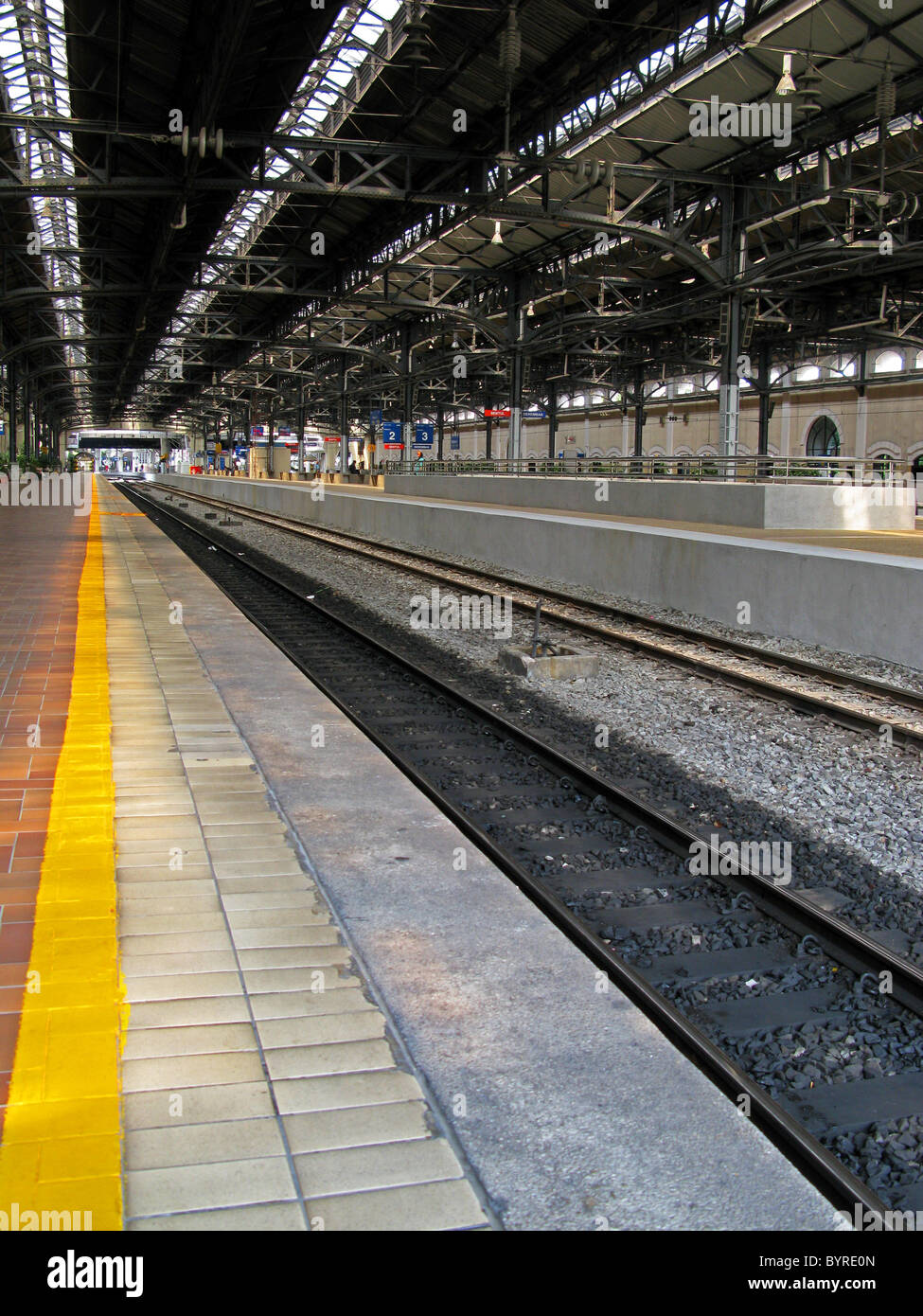Railway line and station platform Stock Photo - Alamy