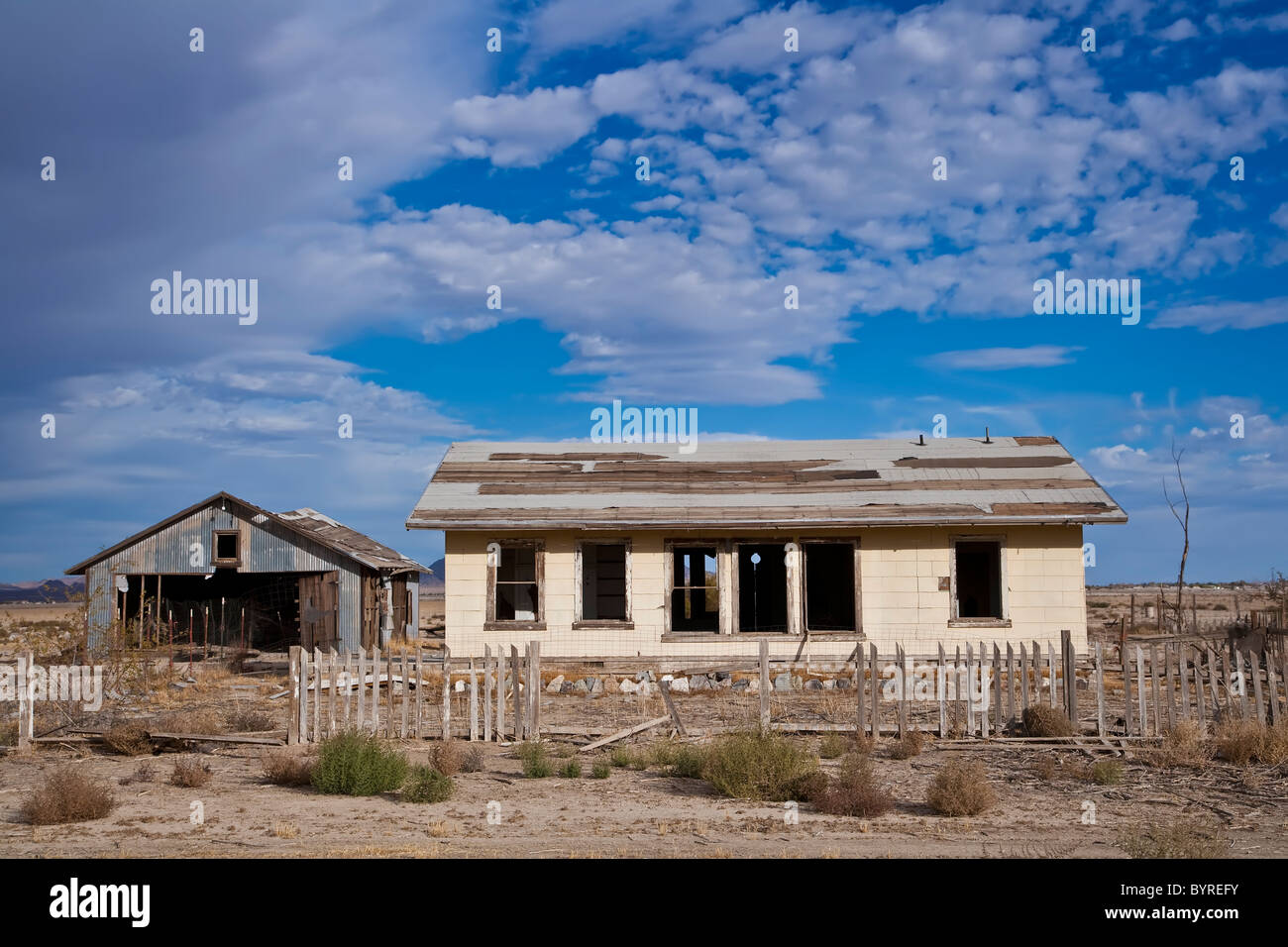 Deserted rundown hi-res stock photography and images - Alamy