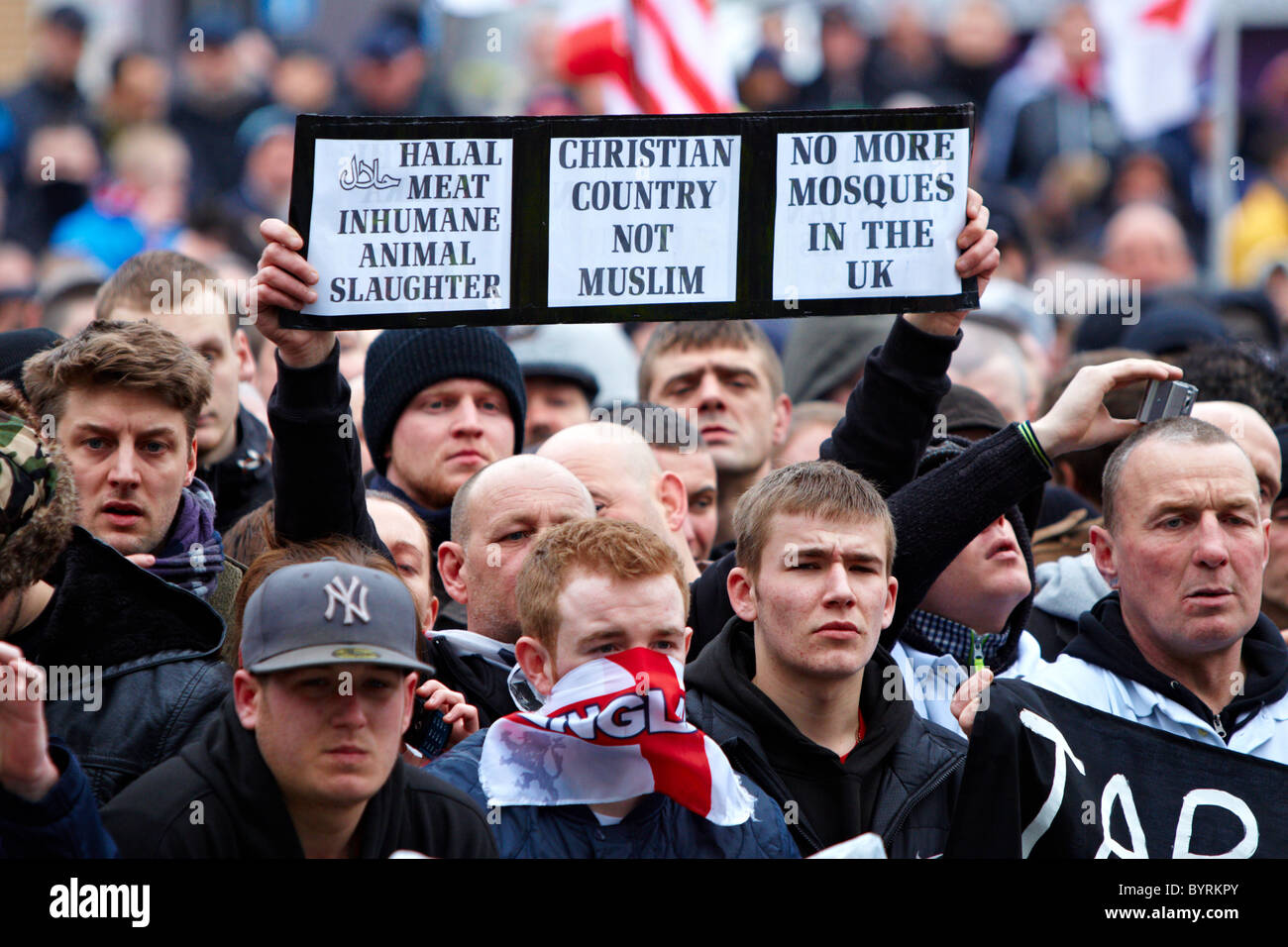 Protesters during an English defence League (EDL) rally in Luton Stock ...