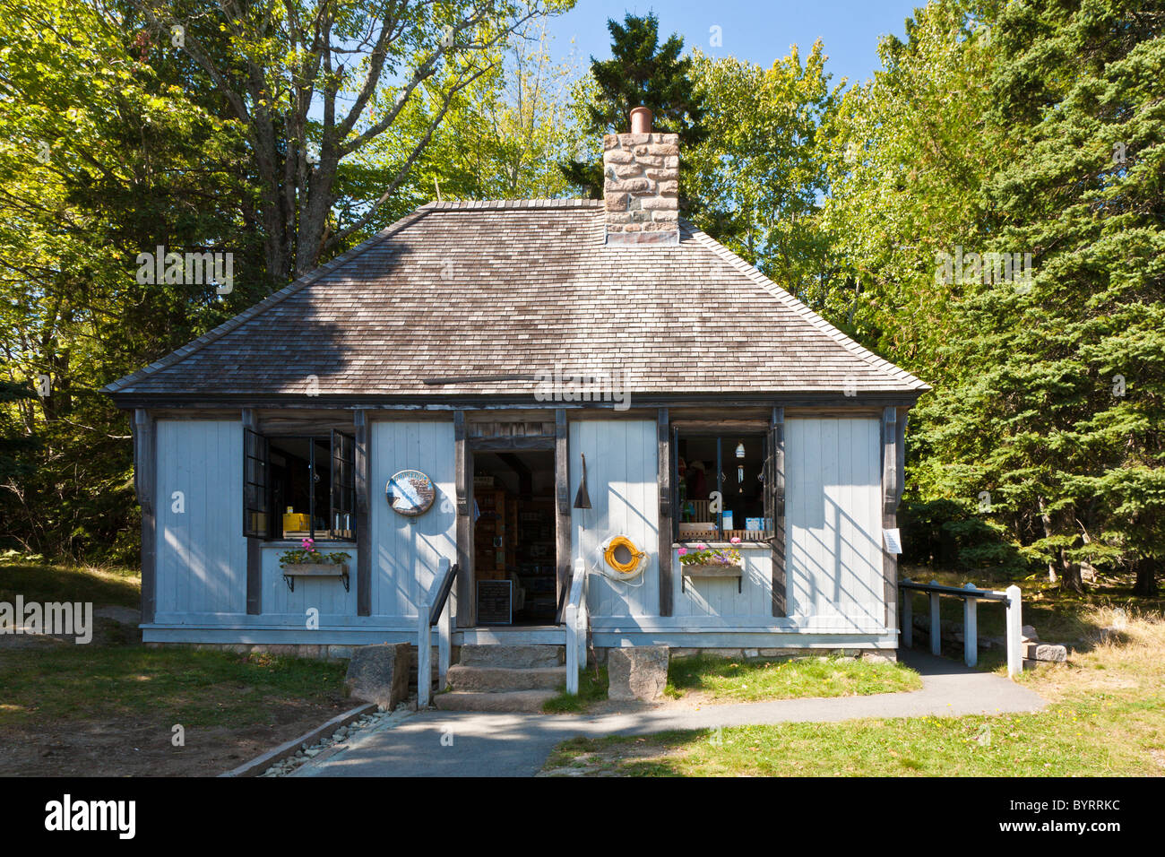 Visitor information center and gift shop at Thunder Hole in Acadia ...