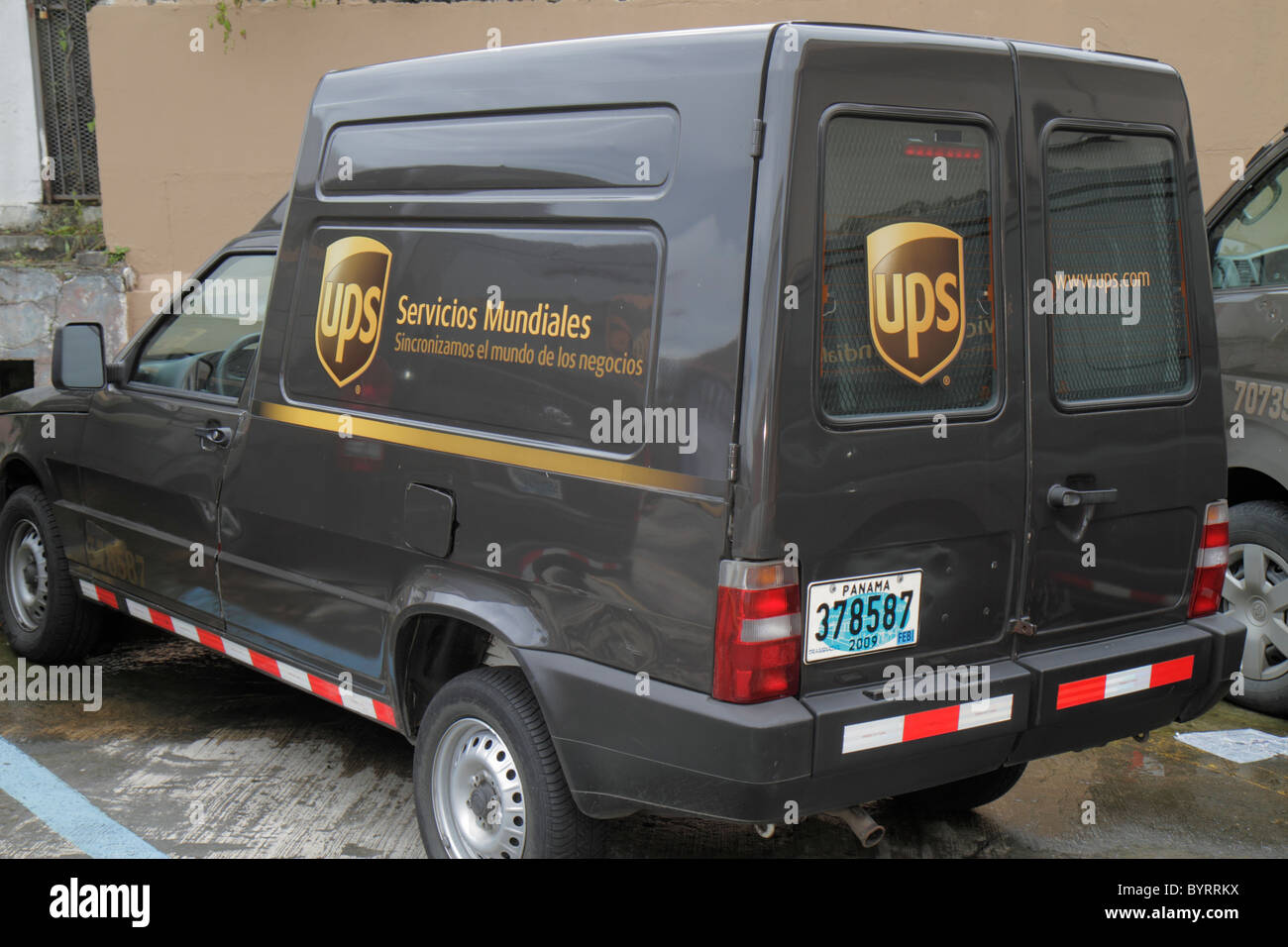 Ups delivery person hi-res stock photography and images - Alamy