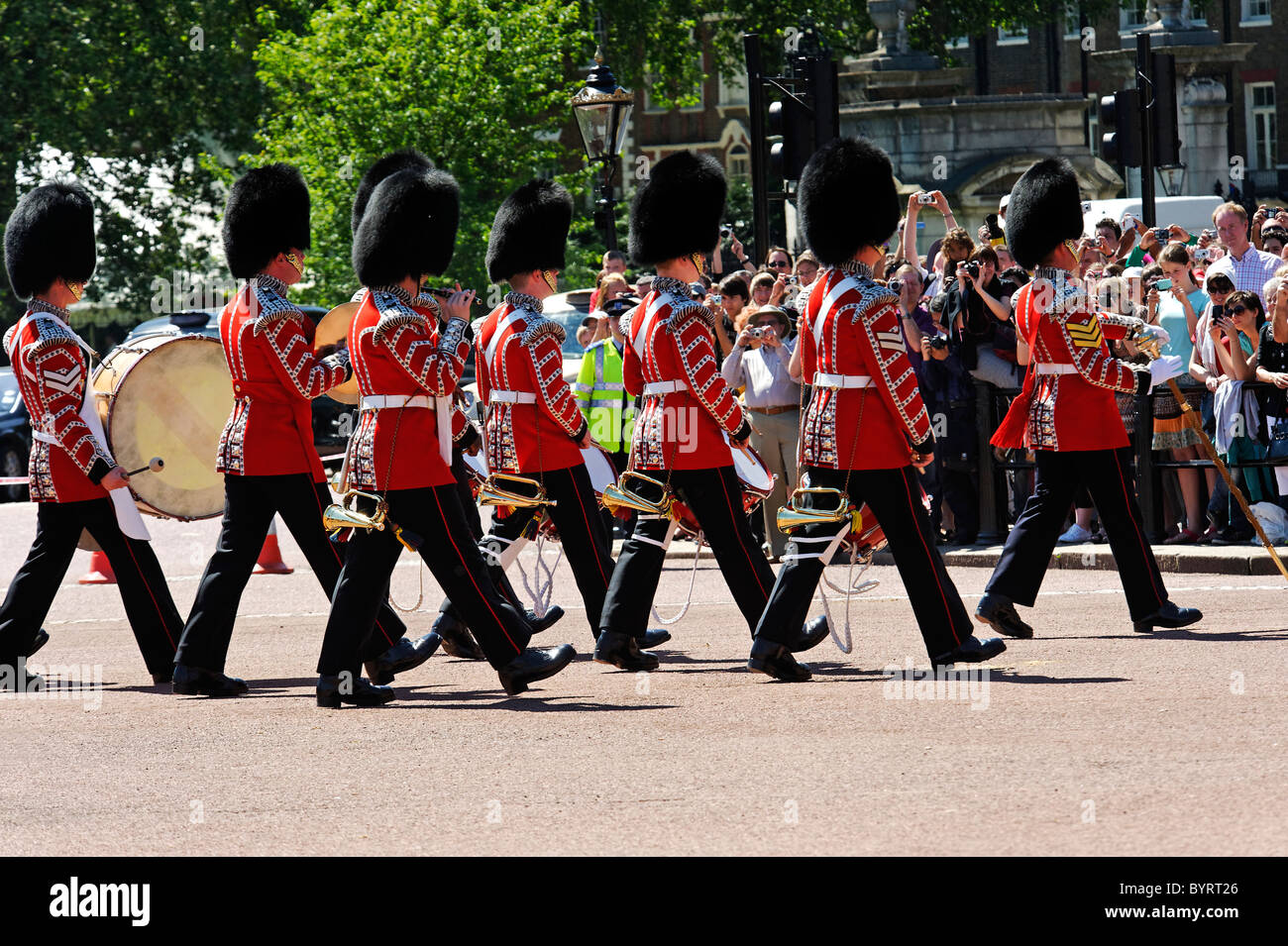 London changing guard buckingham palace hi-res stock photography and images - Alamy